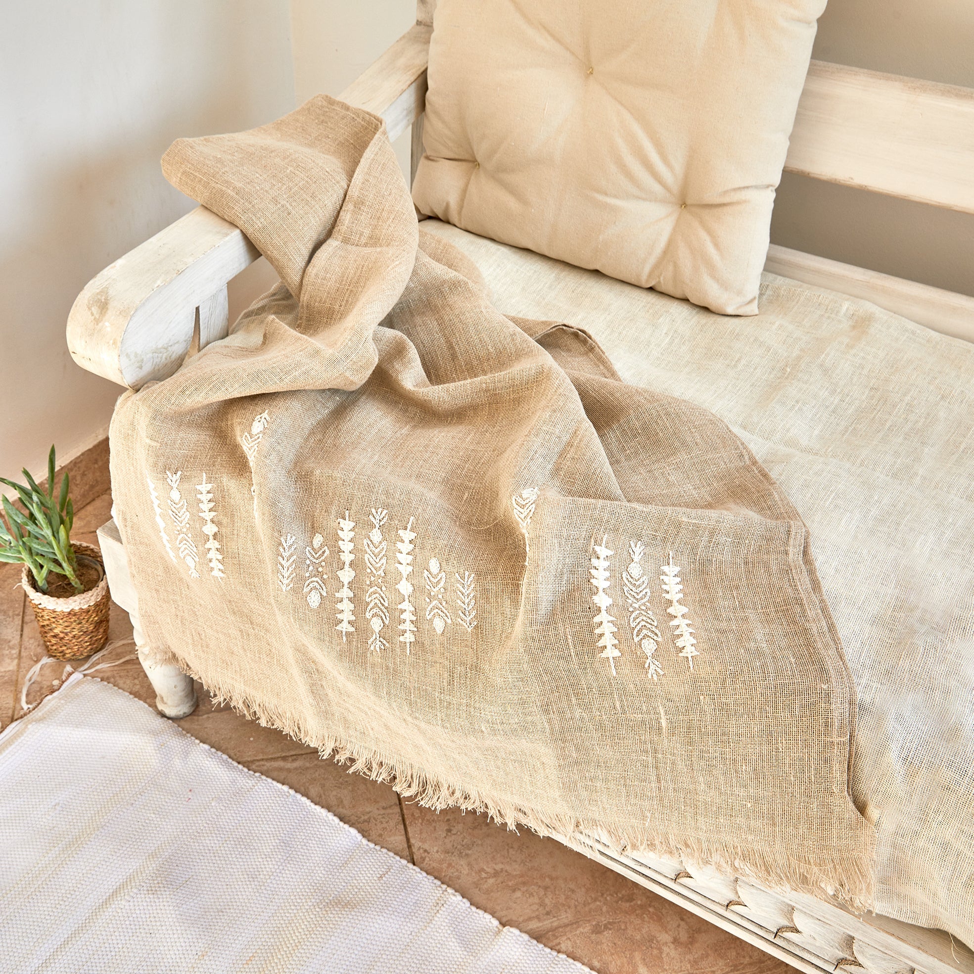 Geometric White Embroidered Linen Shawl L482 شال كتان مطرز ابيض هندسي ...